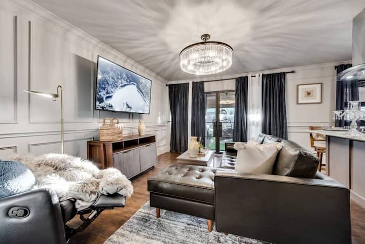 Stylish King 1 Br Suite | Balcony + Hot Tub - Dallas, TX