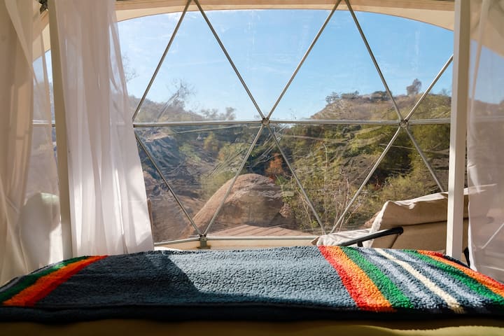 A Quiet Fireside Retreat In A Scenic Glamping Dome - Fallbrook, CA