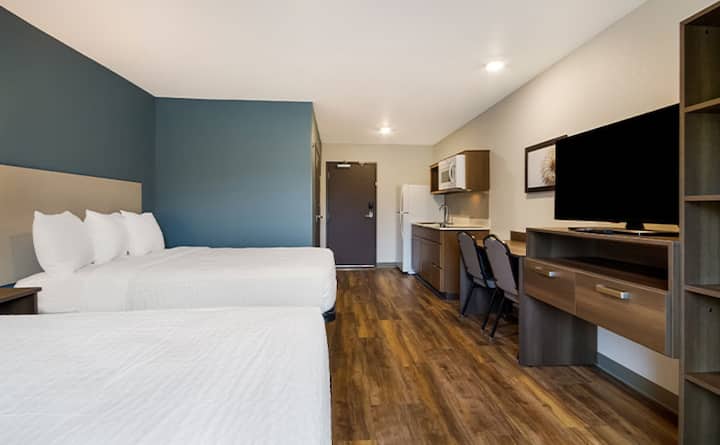 Steps From The Beach | Gym. Free Parking - Panama City Beach, FL