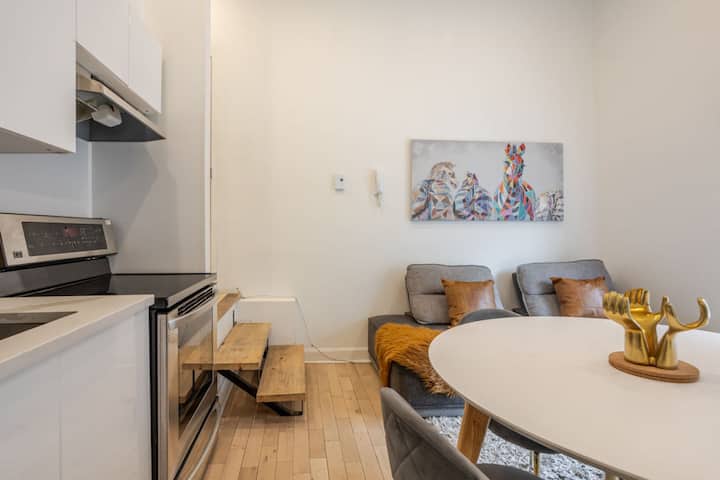Delightful 2br In Gay Village Downtown - Laval, Canadá