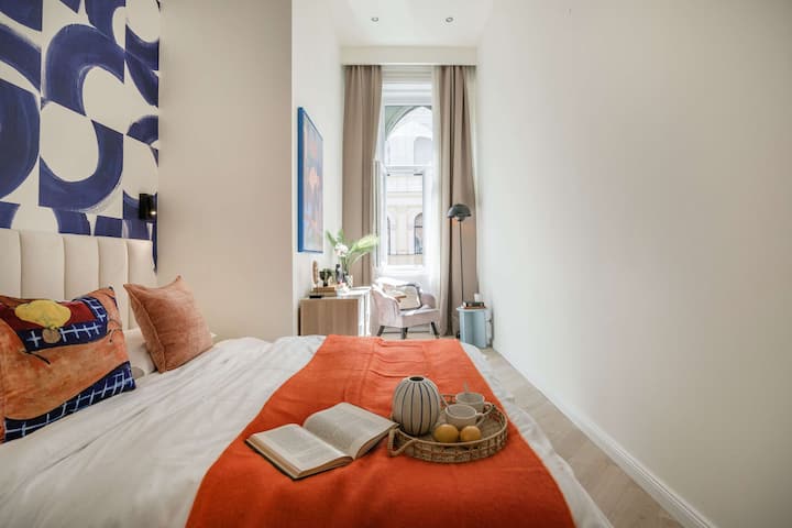 Bold 5br Art Escape | Opera & Andrassy Avenue - Budapest
