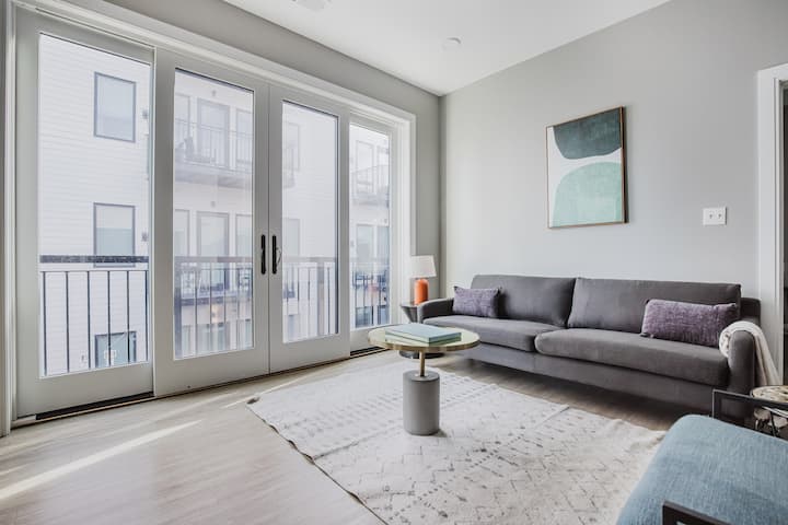 Blueground | East Boston, Ac, Balcony, Nr Park - Revere, MA