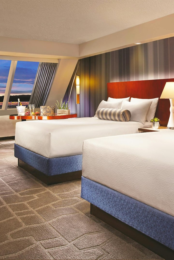 Multiple Nightclubs & Every Cuisine Imaginable - Las Vegas, NV