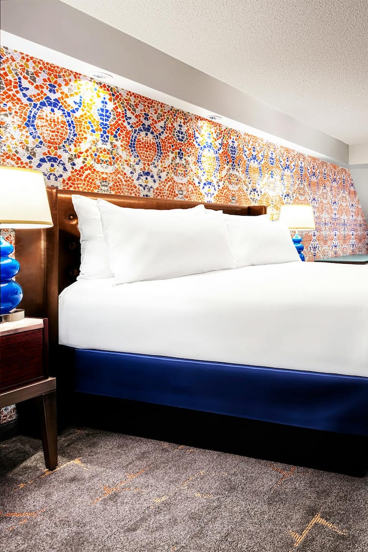 One Of The Largest Pool Decks In Vegas - Las Vegas