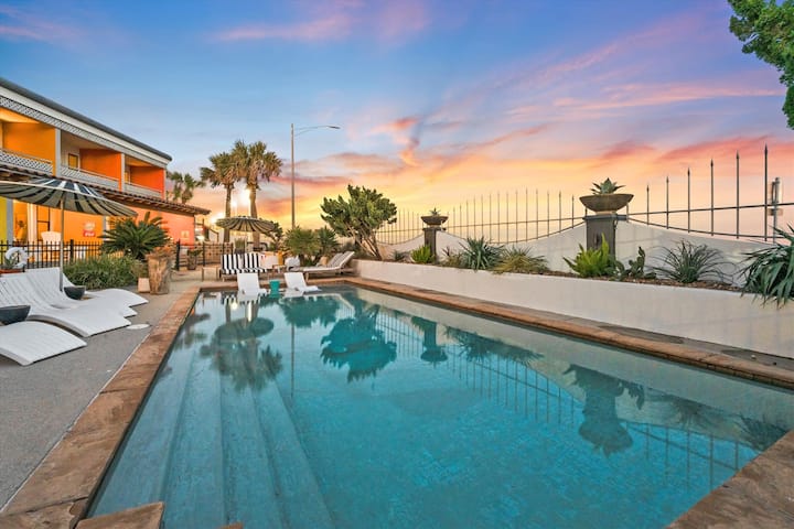 Beachfront | Pool | Hot Tub - Galveston, TX