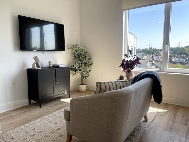 Stylish & Bright Gem: Rooftop, City Views, Parking - Westchester County, NY