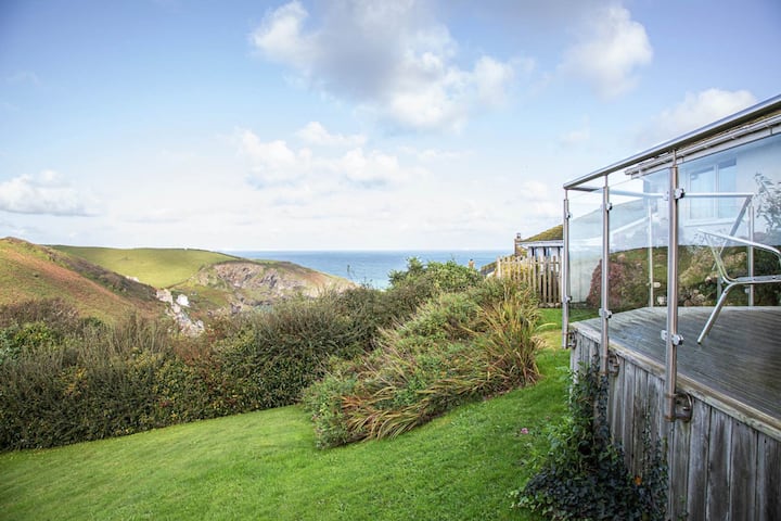 Silvershell, Lovely Views Across Port Isaac - Port Gaverne