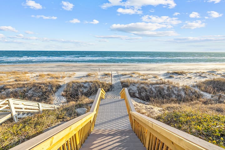 Heverly House Retreat, Less Than 5 Minute Walk To - Emerald Isle, NC
