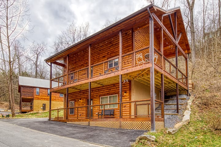 2 Bedroom Close To The Pigeon Forge Parkway! - Pigeon Forge, TN