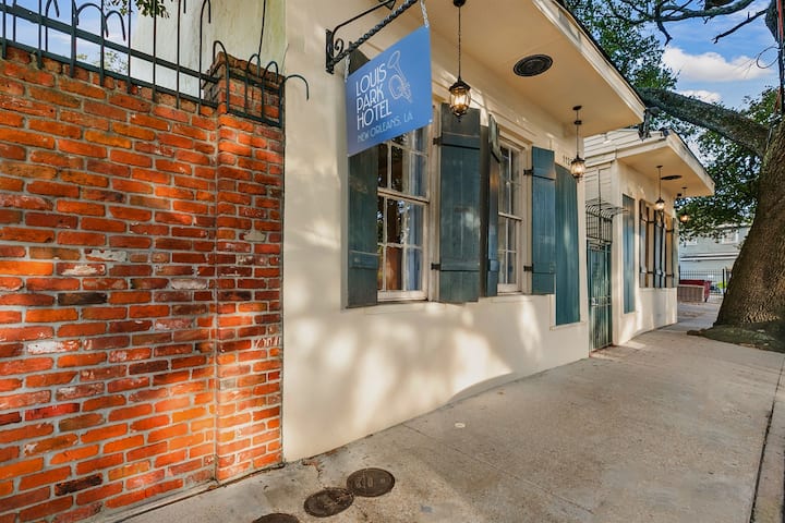 Armstrong Collection, 5 Guesthouses, Sleeps 28 - New Orleans, LA