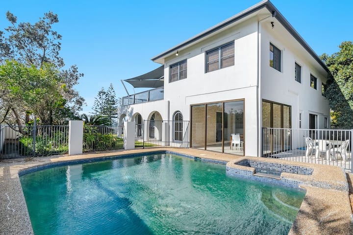 Beach Front Beach Break - Sleeps 12 + Pool - Byron Bay