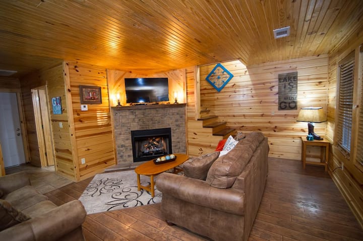 Boots Up | Hot Tub, Fire Pit & Central Hochatown - Hochatown, OK