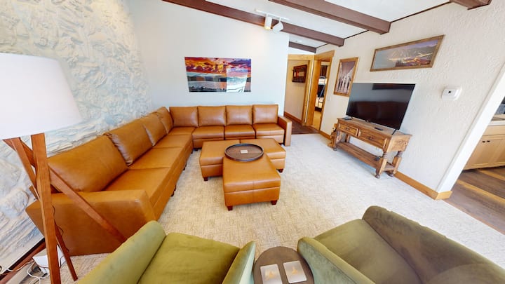 Updated, Sunny, Top Floor End Unit! Near 6 Resorts - Dillon, CO