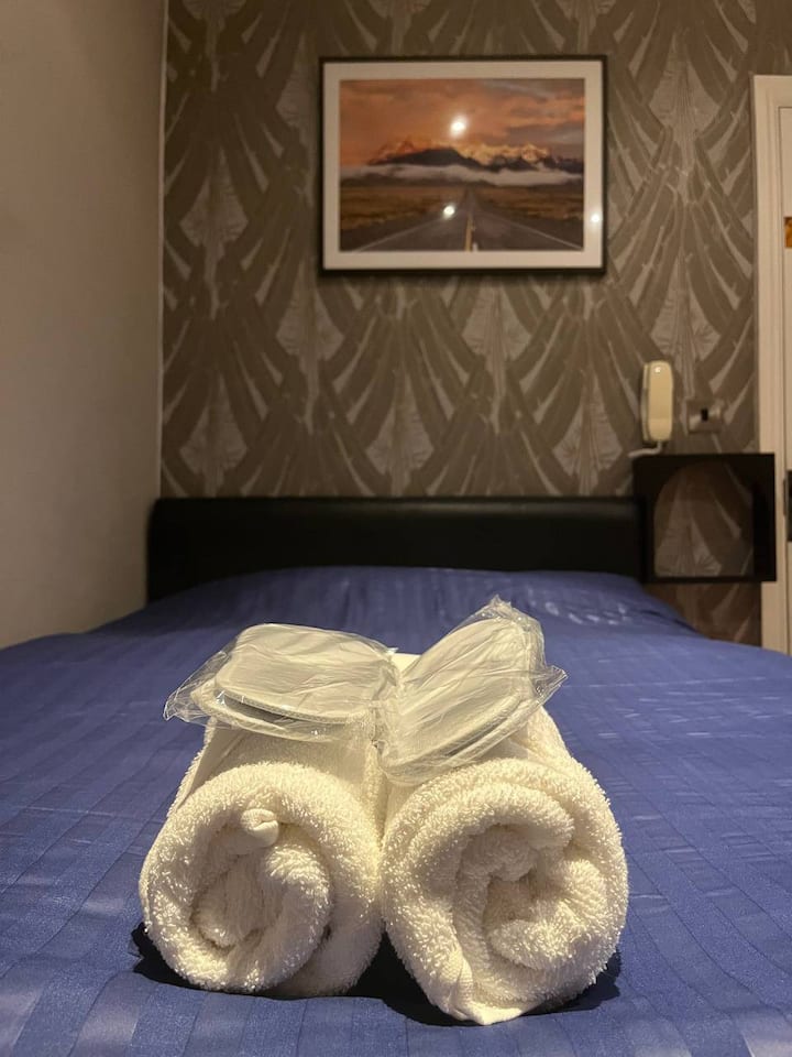 Double Room With Shared Bathroom - Lincoln