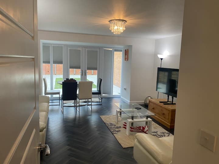 4 Bed Station Garden House - Basingstoke