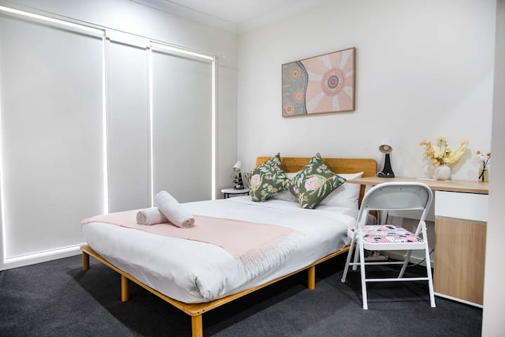 Standard Queen Room - Calm & Comfortable Stay - Campbelltown