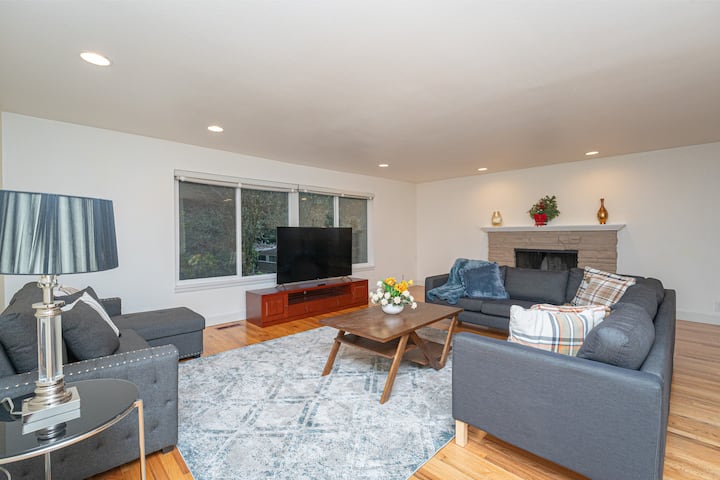 Family-friendly Comfort For Groups & Long Stays - Bellevue, WA