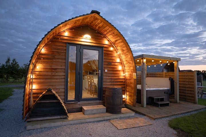 En-suite Wooden Cabin With Jacuzzi Hot Tub - Clitheroe