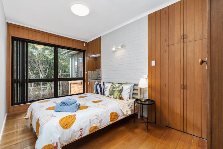 Rustic Charm By The Lake, Embassies & Parliament - Canberra