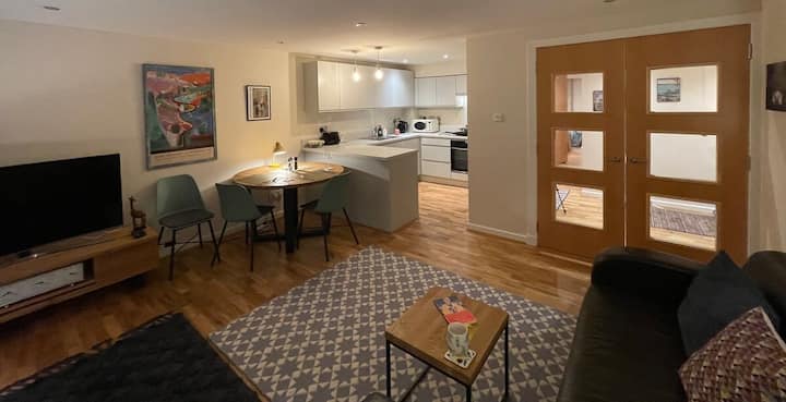 Spacious Art Flat In Glasgow's West End - Glasgow