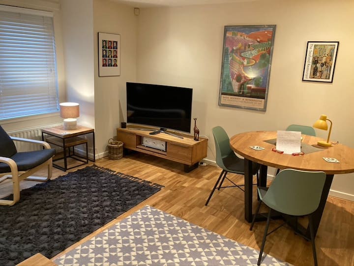 Spacious Art Flat In Glasgow's West End - Glasgow