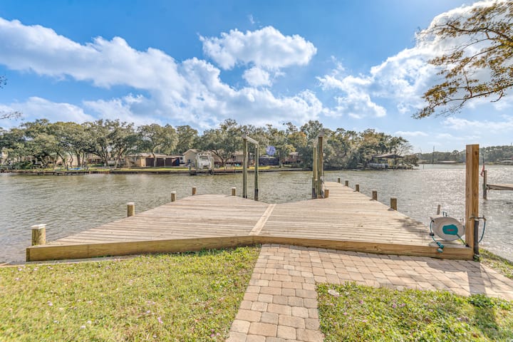 Waterfront Retreat W/ Outdoor Oasis In Pensacola - Pensacola, FL