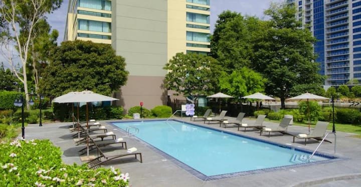 Oc Stay By The Airport | Pool + On-site Dining - Costa Mesa, CA