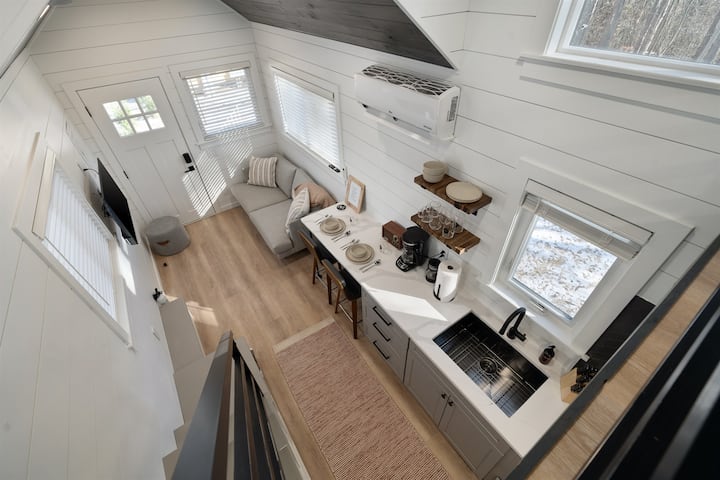 Hot Tub Tiny Home · Fire Pit · Romantic Hideaway - Hocking Hills State Park, OH