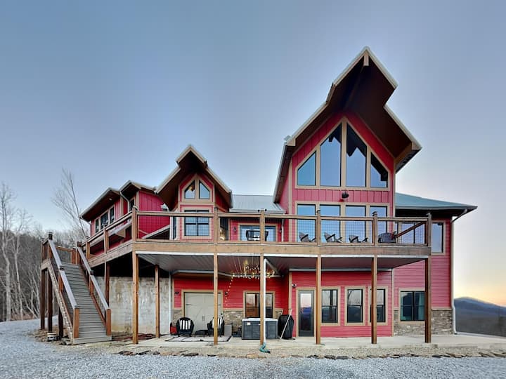 Luxury, Amazing Views + Gourmet Kitchen! - Townsend, TN