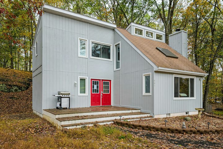 Splendid Dog-friendly Home With Deck - East Stroudsburg, PA