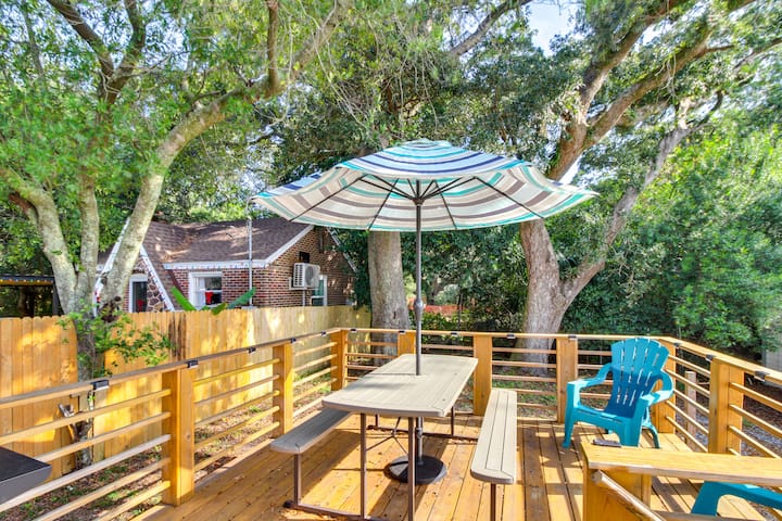 5 Mi To Dtwn: Bright Home W/ Yard In Pensacola! - Warrington, FL