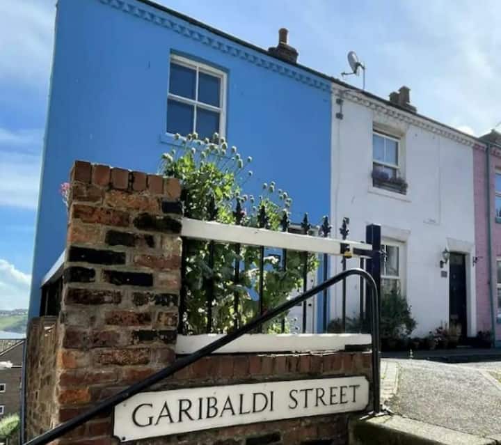 The Blue House - 20 Garibaldi Street With Parking - Scarborough