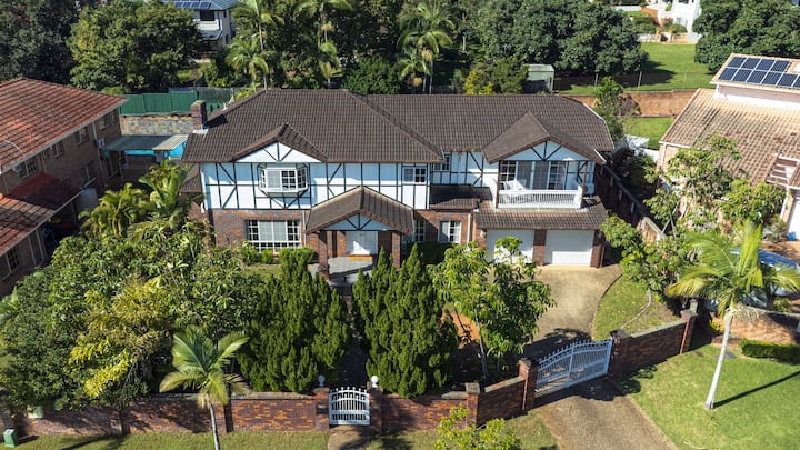 Modern 6br Villa | Private Sports Court | 4.5bath - Springwood