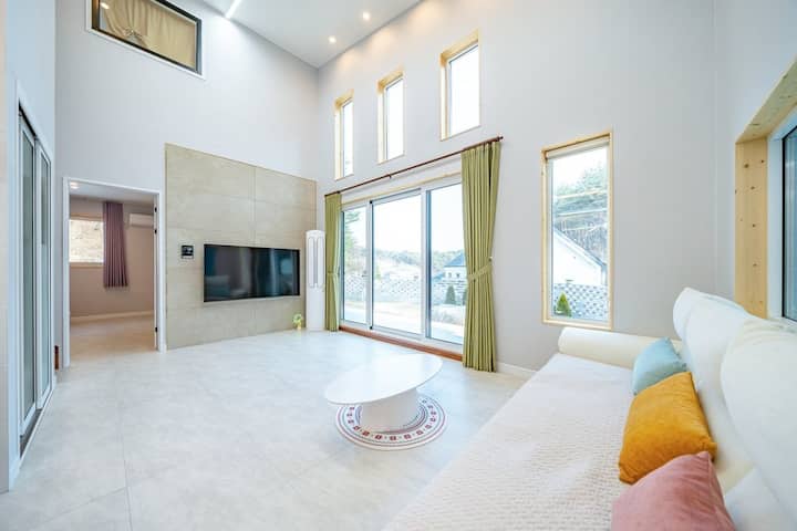 신축 #오죽헌 #아쿠아리움 #가시연습지 B동 독채 풀빌라신축 돔바베큐장 - Gangneung-si