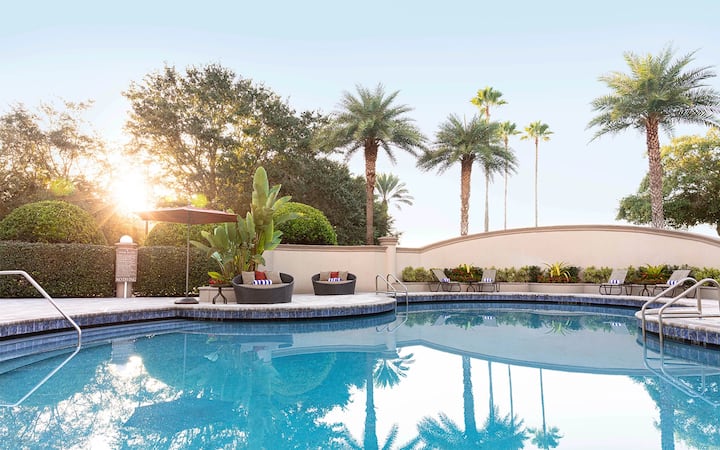 Orlando Luxury Retreat! Pool, Free Breakfast! - Orlando, FL