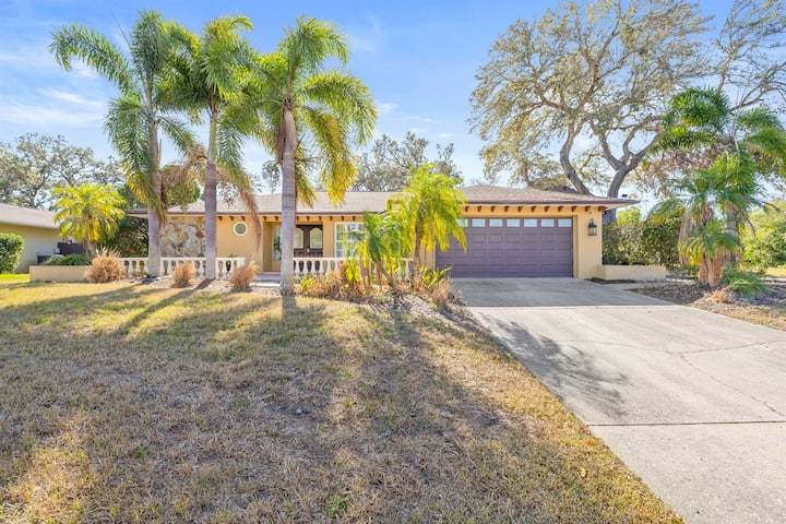 Tarpon Springs Treasure 4bd 2ba Huge Backyard - Tarpon Springs, FL