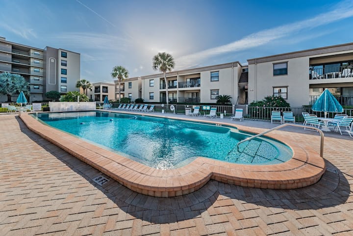 Cozy & Comfortable Sea Club Condo Across The Stree - Indian Shores, FL