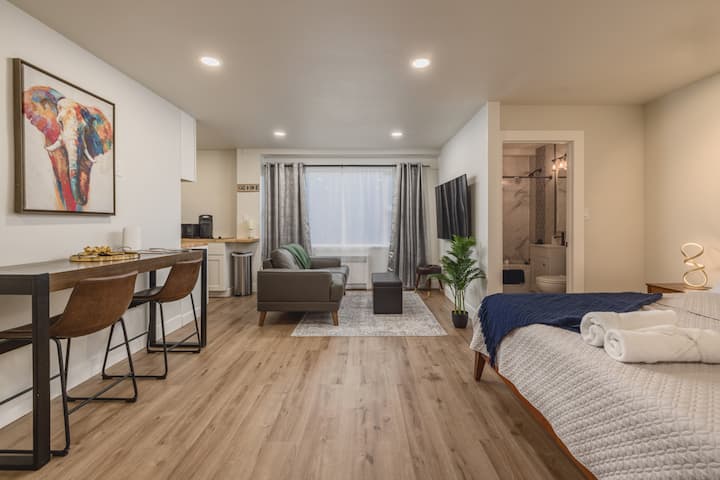 Modern Downtown Suite - Comfortable King Bed - Anchorage, AK