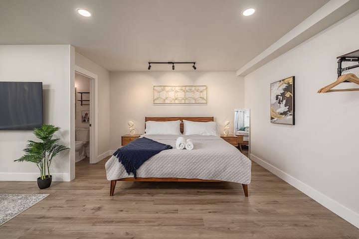 Modern Downtown Suite King Bed - Anchorage, AK