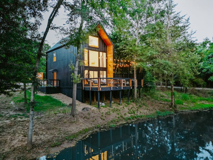 Nordic Hm | Luxe Hottub + Lake View - Black Walnut - テキサス州