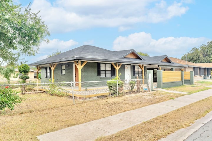 Spacious In Downtown Mcallen - McAllen, TX