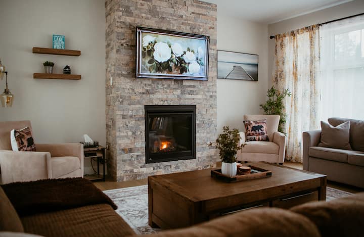 Modern Muskoka Retreat W/king Bed & Hot Tub - Ontario 60