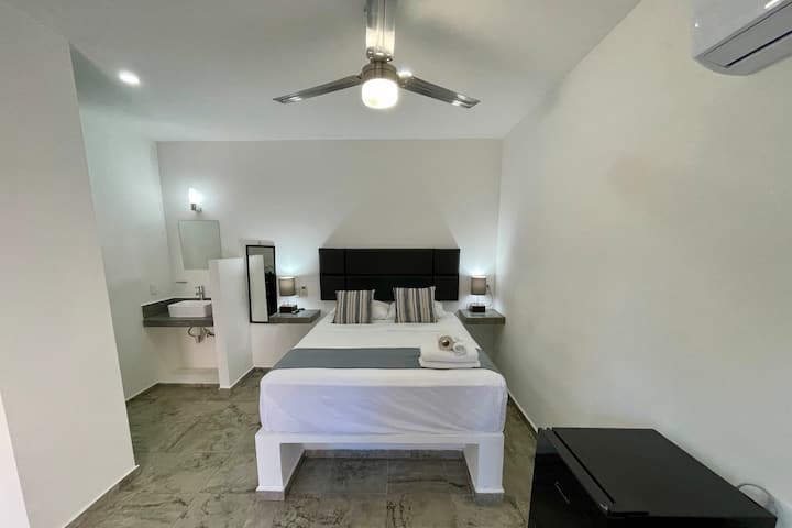 Lavish Studio W/patio #2 | Isla Mujeres Downtown - Isla Mujeres