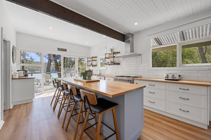 Paradise Retreat Lakehouse  - Jamieson - Sleeps 10 - Eildon