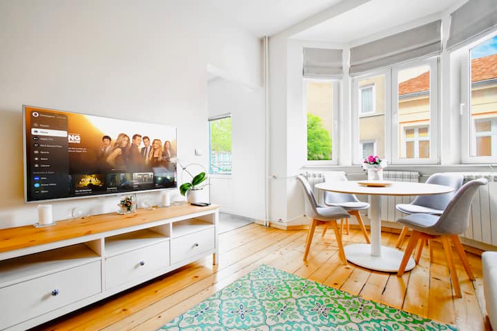 Vitosha Central Stay | Bright 2br With Balcony - Sofia