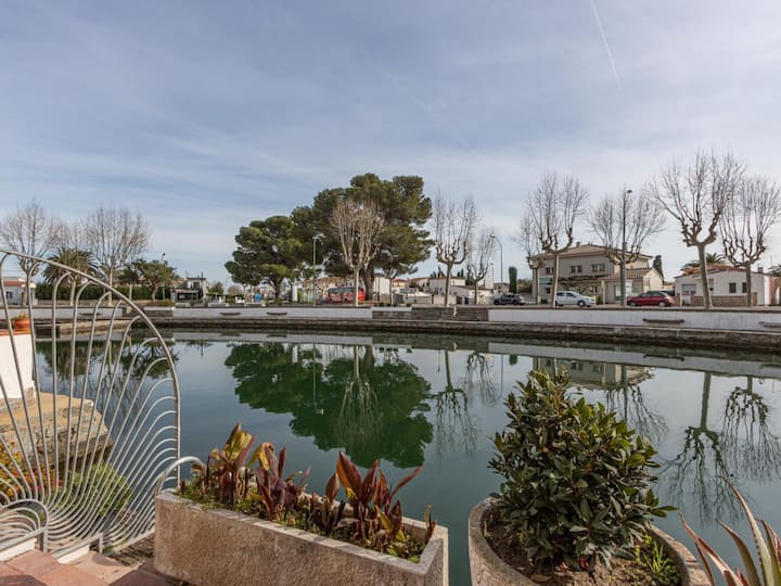 4 Bedrooms, 2 Dining Rooms, Mooring, Barbacue - Empuriabrava