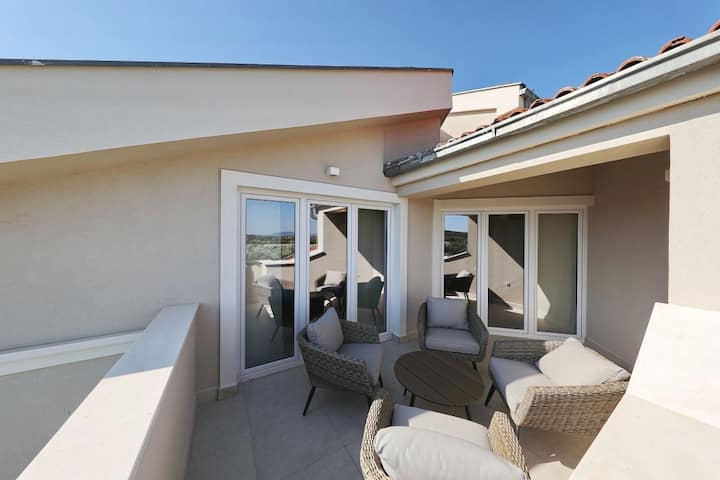 K-23718 Maison Confortable Avec La Terrasse - Biograd na Moru, Croatia