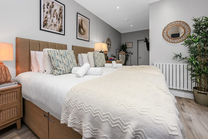 Compact Studio Nook—modern, Warm, Inviting! - Barnet