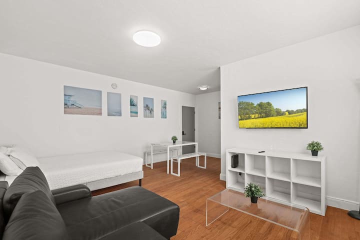 Airy Gem Prime Modern Studio | Steps To Sand - Miami Beach, FL