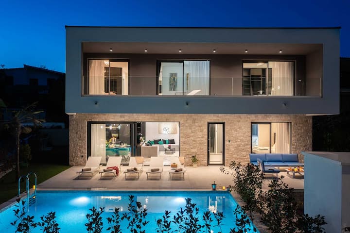 Beachfront Villa Seabird With Pool - Primošten